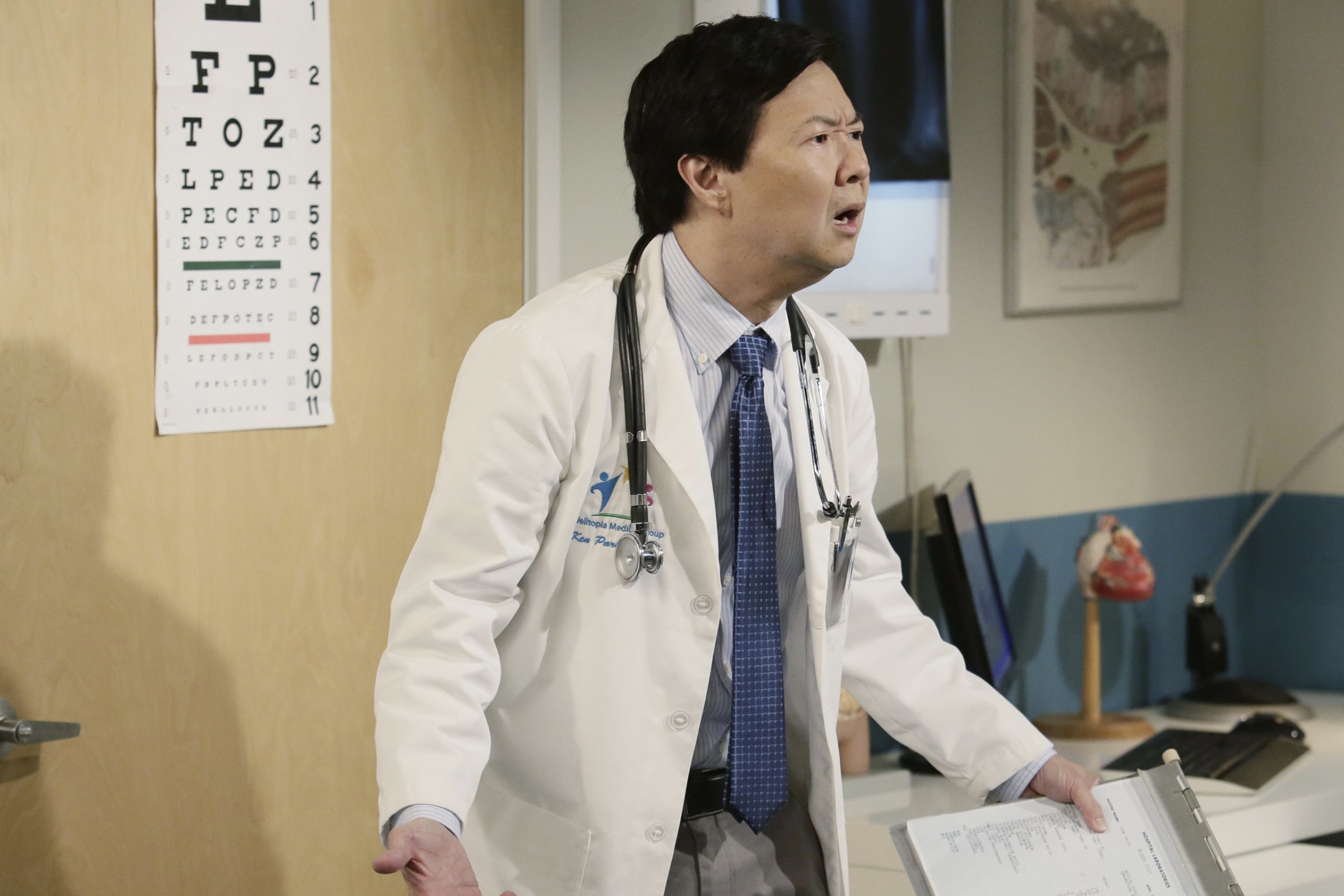 Video: Dr Ken Jeong (mr Chow) Leaps Off Stage To Help An Audience ...